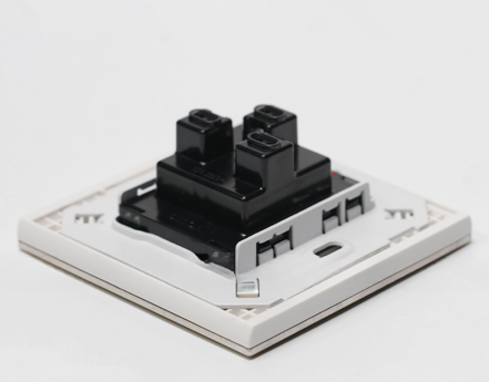 Bộ ổ cắm ba chấu mặt kim loại màu vàng Simon V8